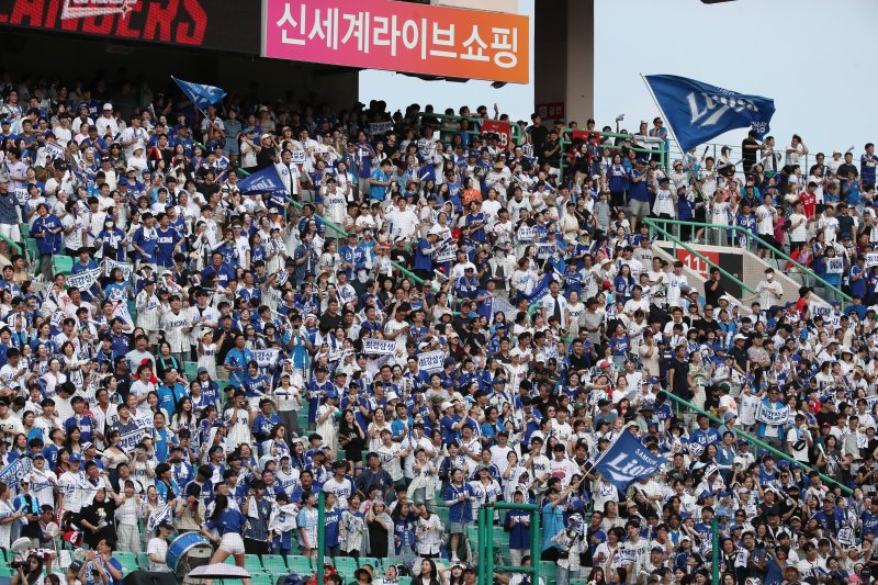 1000만 관중 돌파 기념…KBO, PS 티켓 증정‧골든글러브 시상식 초청 - 파이낸셜뉴스