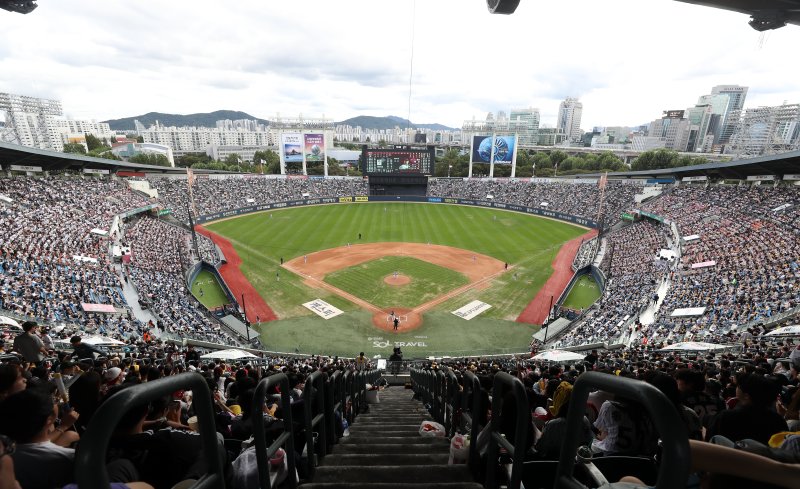 프로야구 흥행열기, PS에도 계속…두산-KT WC 1차전 매진 - 파이낸셜뉴스
