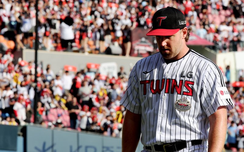 LG 1선발 엔스, 5⅓이닝 3실점…문상철에 투런포 허용 [준PO1] - 파이낸셜뉴스