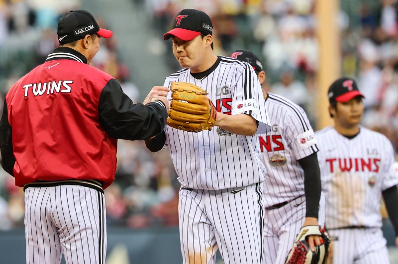 KT에 강했던 임찬규, 5⅓이닝 2실점 1자책 호투[준PO2] - 파이낸셜뉴스