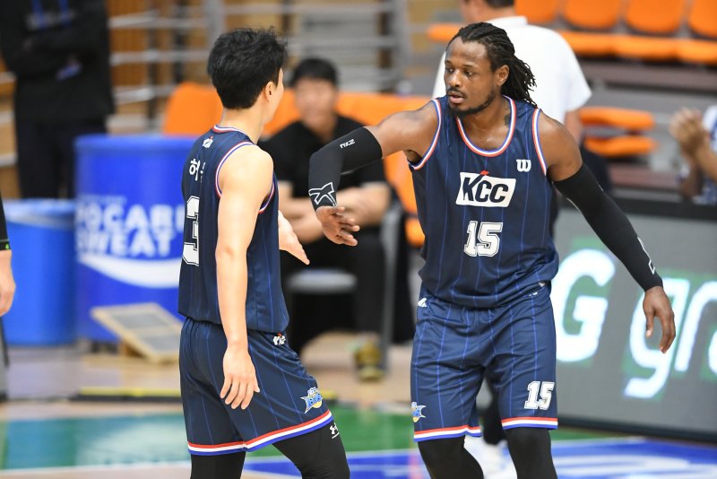 프로농구 KCC, LG 꺾고 KBL컵대회 1승1패로 마무리 - 파이낸셜뉴스