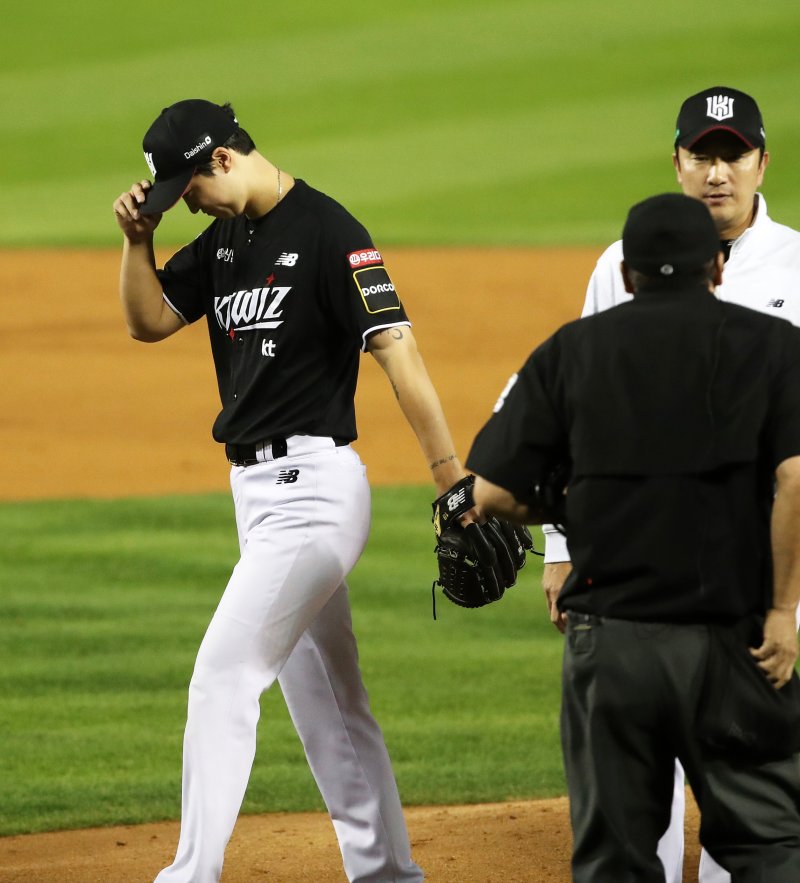 부진한 KT 선발 엄상백, LG전 2이닝 3실점 '조기 강판'[준PO5] - 파이낸셜뉴스