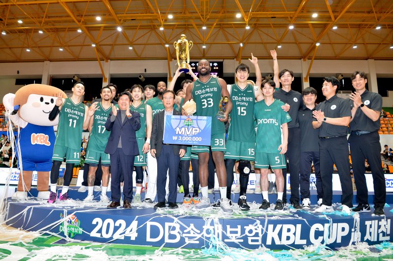 '수비 농구' 변신 DB, KT 꺾고 컵대회 첫 우승…MVP 오누아쿠 - 파이낸셜뉴스
