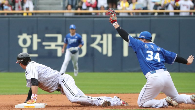 초반 뼈아팠던 2차례 도루 실패…LG, 자신하던 뛰는 야구에 '발목' [PO4] - 파이낸셜뉴스