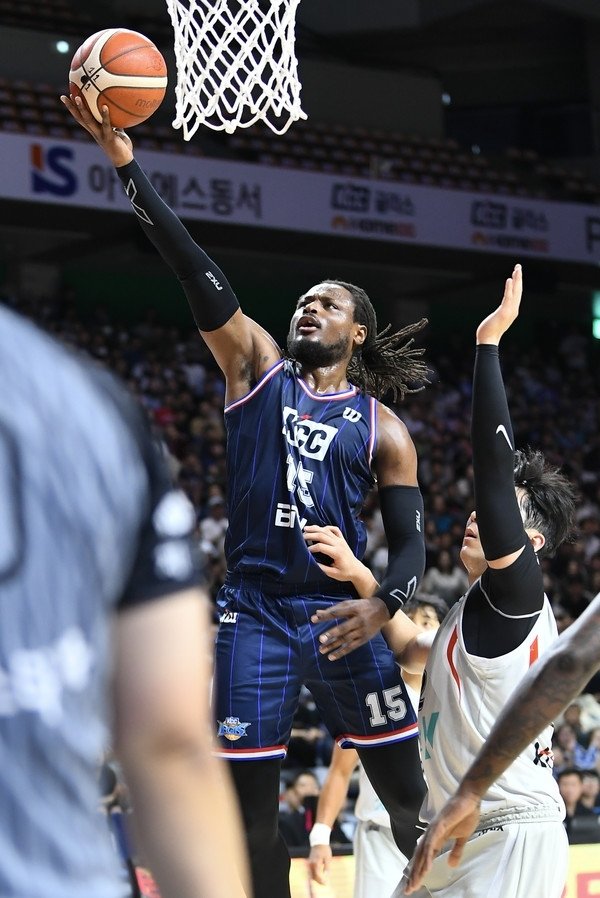 '디펜딩 챔프' KCC, 버튼 앞세워 KT에 역전승…DB·LG도 첫 승 신고 - 파이낸셜뉴스