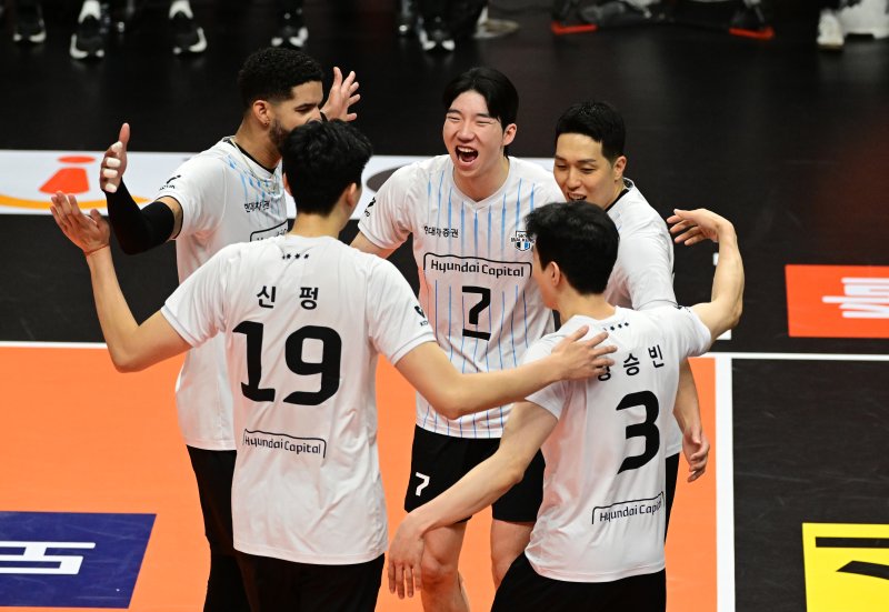 현대캐피탈, OK저축은행에 3-0 완승…시즌 첫 2연승 성공 - 파이낸셜뉴스