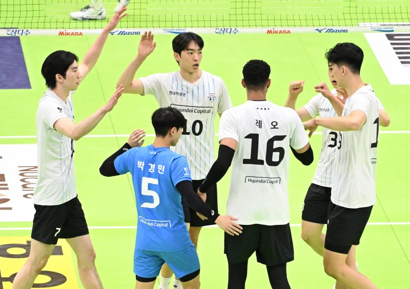 '1R MVP' 허수봉 20득점…현대캐피탈, 한국전력 완파하고 선두 수성 - 파이낸셜뉴스