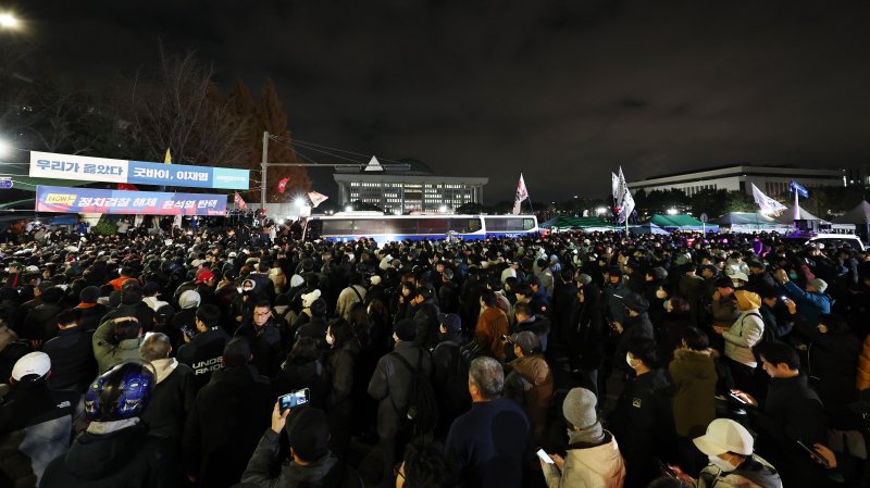 계엄군 대통령 계엄 해제 공고 때까지 사령부 유지 입장 비상계엄 선포 부산파이낸셜뉴스
