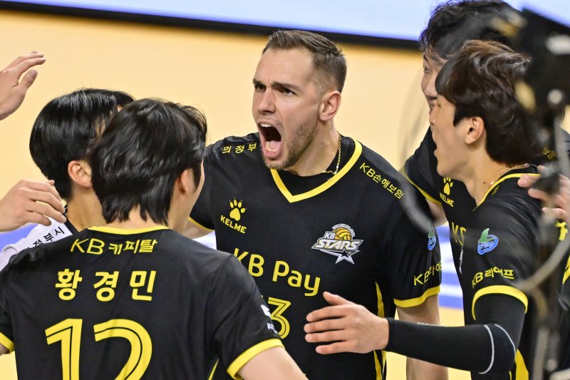 남자배구 KB손해보험, 우리카드 3-1로 꺾고 3연승…3위 도약 - 파이낸셜뉴스