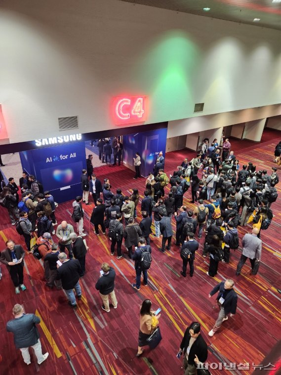 [현장]"와아~" 환호하며 입장...SKT 유영상 사장, 문 열리자마자 삼성 부스 찾아[CES 2025] - 파이낸셜뉴스