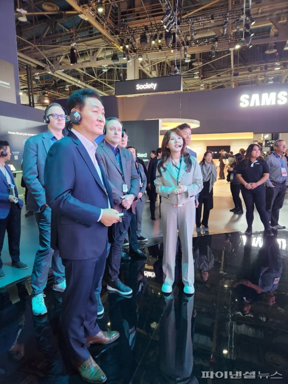 [현장]"와아~" 환호하며 입장...SKT 유영상 사장, 문 열리자마자 삼성 부스 찾아[CES 2025] - 파이낸셜뉴스
