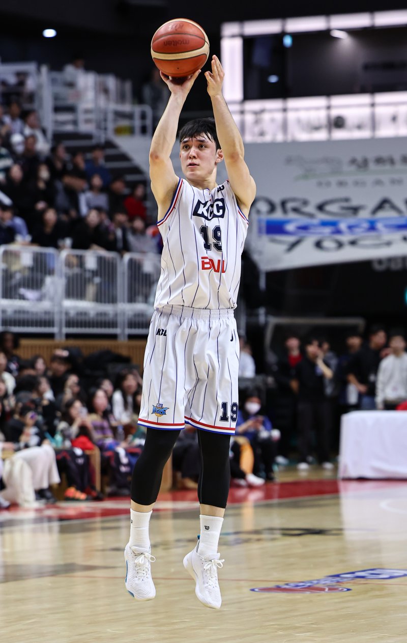 버튼 뺀 KCC, 고양 소노 완파하고 5연패 탈출…이근휘 22득점 - 파이낸셜뉴스