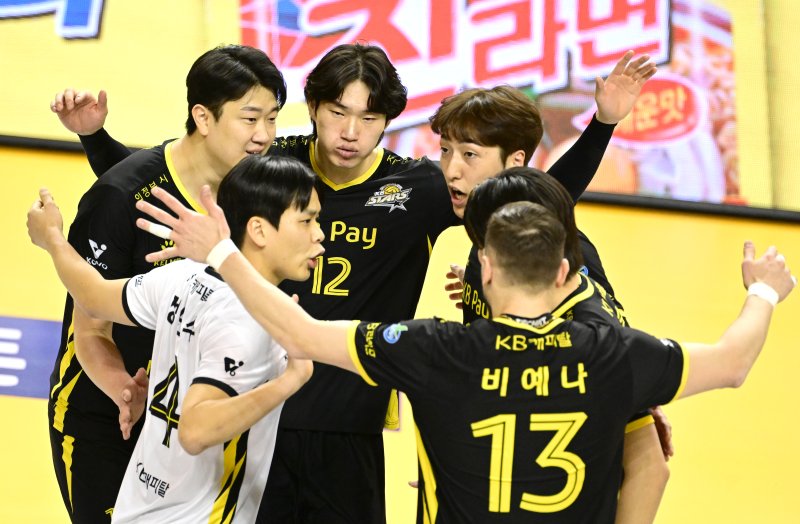 KB손보, OK저축 꺾고 구단 최다 7연승…흥국생명 2연패 탈출(종합) - 파이낸셜뉴스