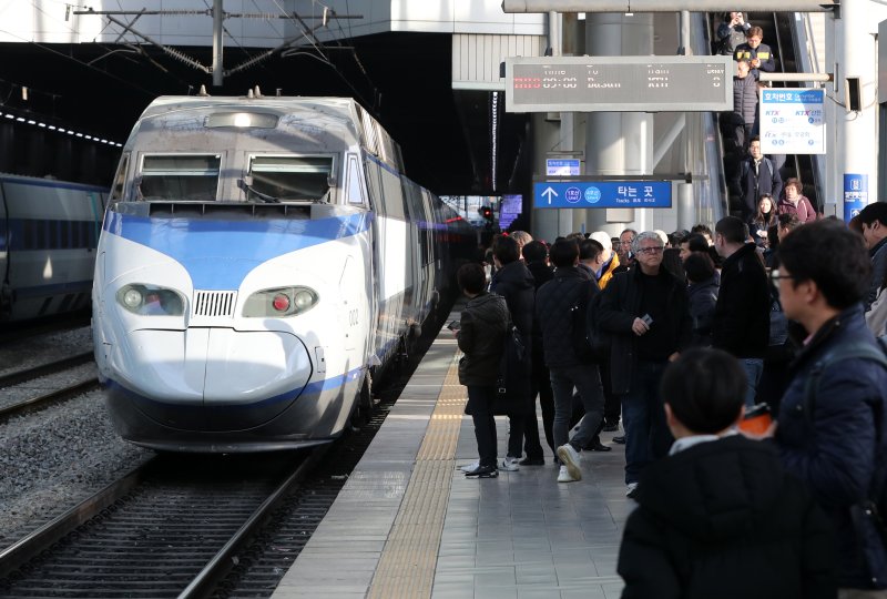 용산역 KTX "사람 치였다" 신고에 정차…알고 보니 잠든 노숙인 - 파이낸셜뉴스