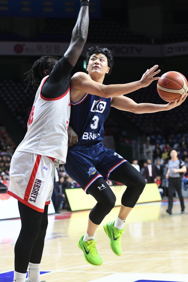 프로농구 KCC, SK 11연승 저지…허웅·라렌 49점 합작 - 파이낸셜뉴스