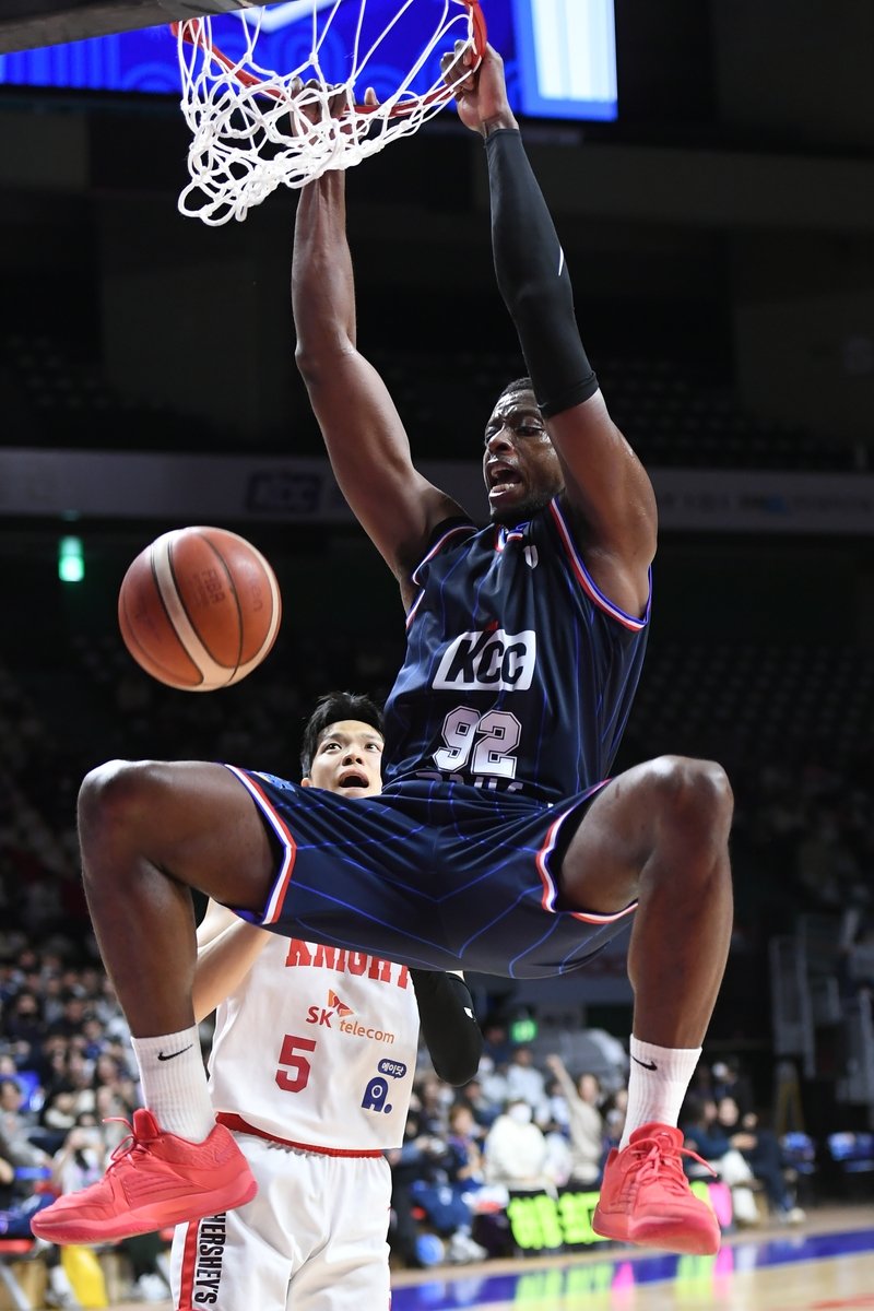 프로농구 KCC, 선두 SK 11연승 저지…'봄 농구 희망가' - 파이낸셜뉴스