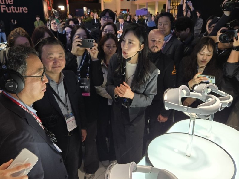 XR에 눈 돌린 유영상 SKT 대표 "프로젝트 무한, 밖에서도 써도 되나"[MWC25] - 파이낸셜뉴스