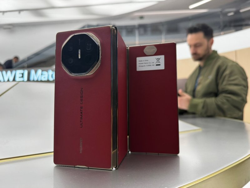 "반년 전 나왔는데?"…화웨이 트리폴드폰, 2700평 전시장서 최고 관심[MWC25] - 파이낸셜뉴스