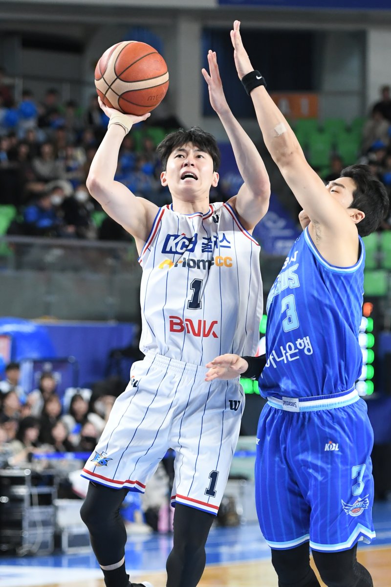 디펜딩 챔피언 수모…'겨우 57점' KCC, 12연패 부진 - 파이낸셜뉴스