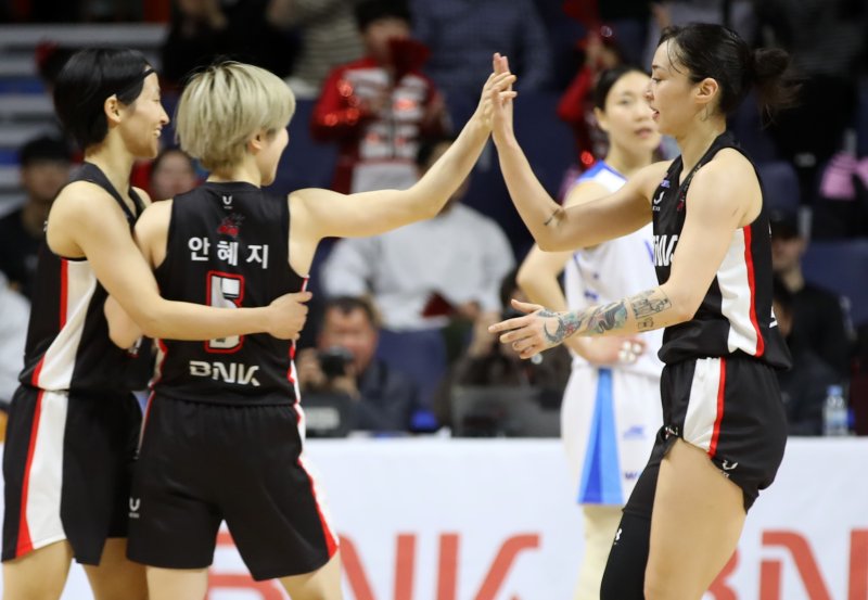 여자농구 BNK, 3연승으로 첫 챔피언결정전 우승…MVP 안혜지(종합) - 파이낸셜뉴스