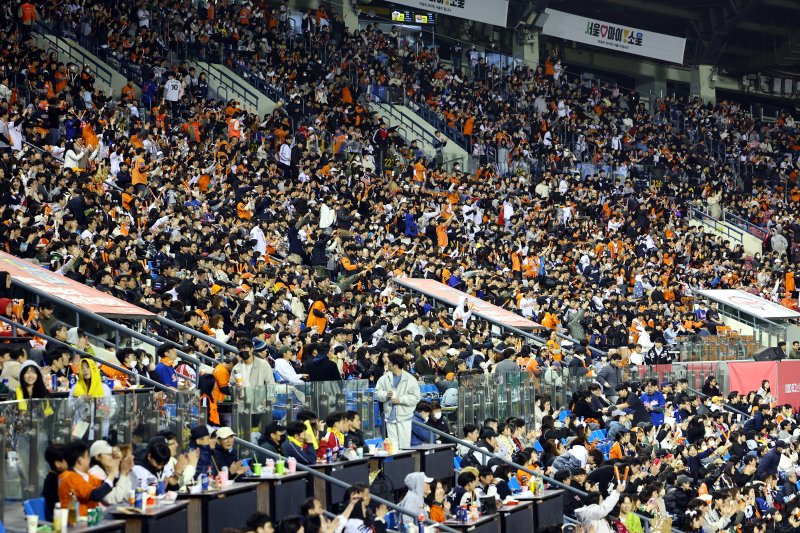잠실구장은 3일 내내 만원…LG, KBO 집계 이래 최초 개막 5연속 매진 - 파이낸셜뉴스
