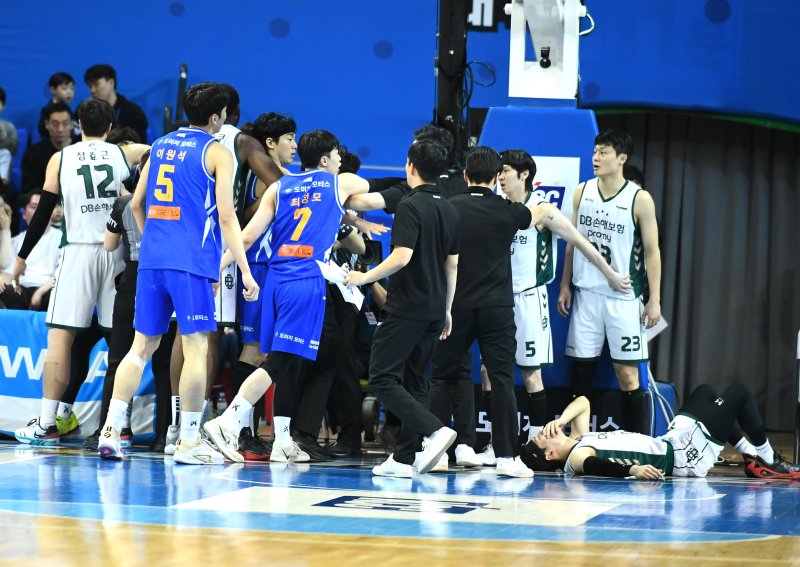 '무더기 테크니컬·U파울' KBL, DB 이관희·박인웅, 삼성 구탕 제재금 부과 - 파이낸셜뉴스
