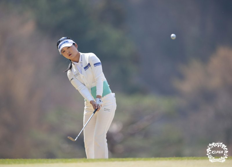 루키 정지효, KLPGA 두산건설 위브 챔피언십 2R 공동 선두 - 파이낸셜뉴스