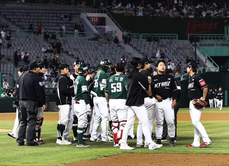 에레디아-쿠에바스 피치클록 신경전에…SSG-KT 벤치클리어링 - 파이낸셜뉴스