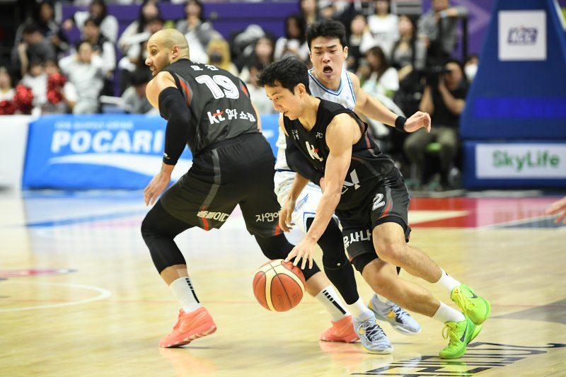 막판 스틸 2개에 엇갈린 희비…KT, 6강 PO 1패 후 반격 1승 - 파이낸셜뉴스