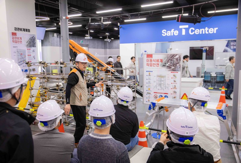 "4D VR로 지게차 운전 실습"…SKT, 안전체험교육관 콘텐츠 강화 - 파이낸셜뉴스