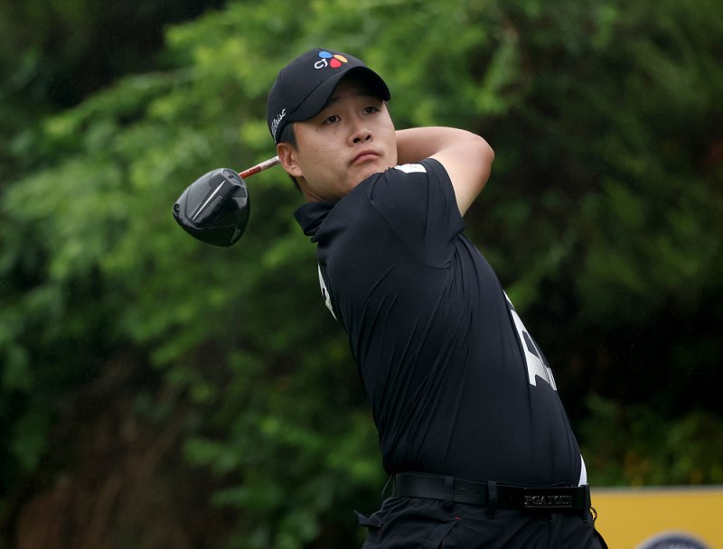 '대체 선수' 김민규, LIV 골프 코리아 첫날 공동 9위 '깜짝 활약'(종합) - 파이낸셜뉴스