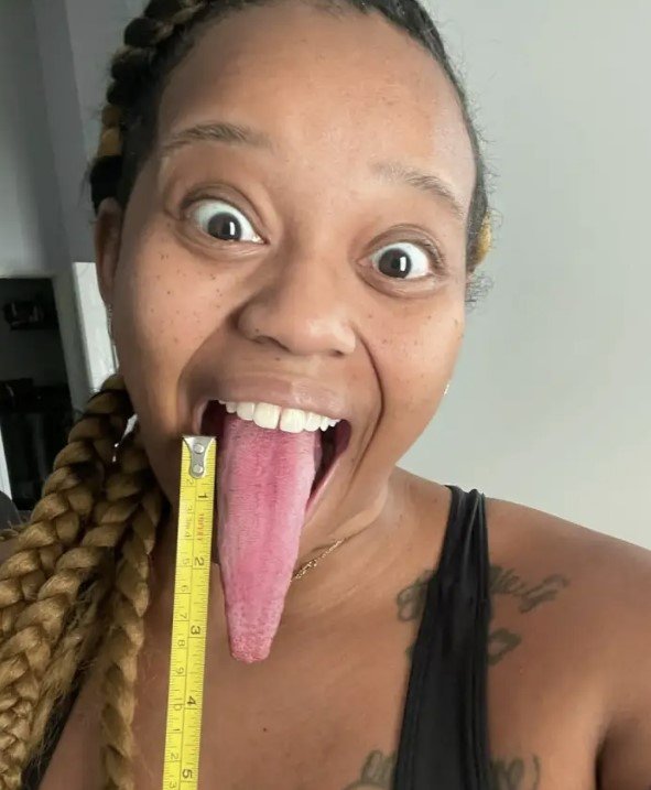 '혀 길이 무려 9.75cm'…세계에서 가장 긴 혀 가진 여성 - 파이낸셜뉴스