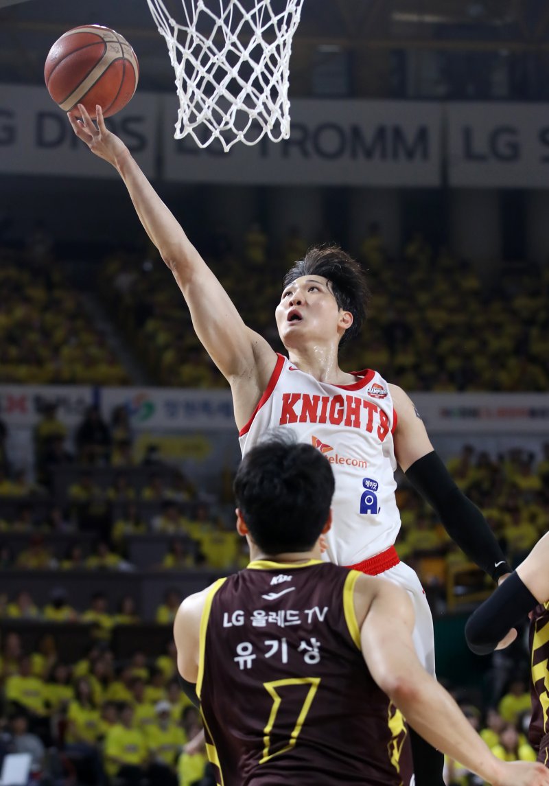 벼랑 끝 SK, LG 73-48 완파…챔프전 3연패 뒤 1승 '기사회생' - 파이낸셜뉴스