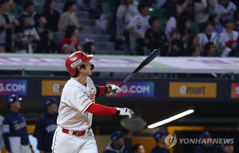 최정, KBO리그 첫 500홈런 폭발…SSG는 짜릿한 뒤집기로 3연승(종합) - 파이낸셜뉴스