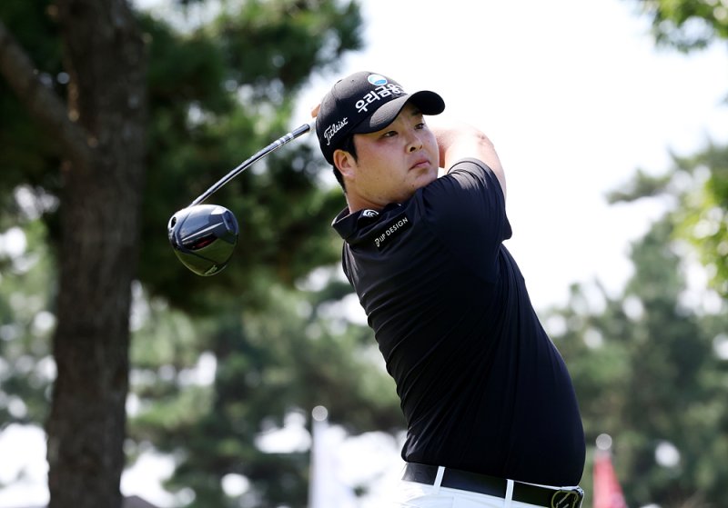 황중곤, KPGA SK텔레콤오픈 2R 중반 단독 선두…통산 4승 도전 - 파이낸셜뉴스
