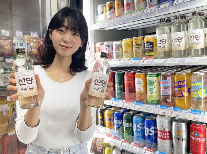 GS25, '선양오크소주' 3달 만에 200만병 판매…전체 매출 2위 - 파이낸셜뉴스