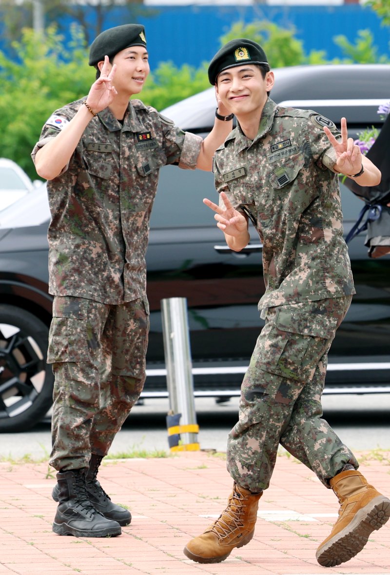 [뉴스1 PICK]BTS RM·뷔, 군 복무 마치고 전역…완전체 복귀 초읽기 - 파이낸셜뉴스