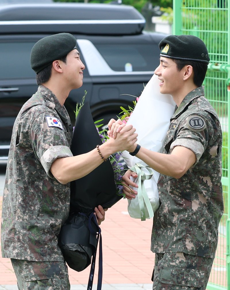 [뉴스1 PICK]BTS RM·뷔, 군 복무 마치고 전역…완전체 복귀 초읽기 - 파이낸셜뉴스