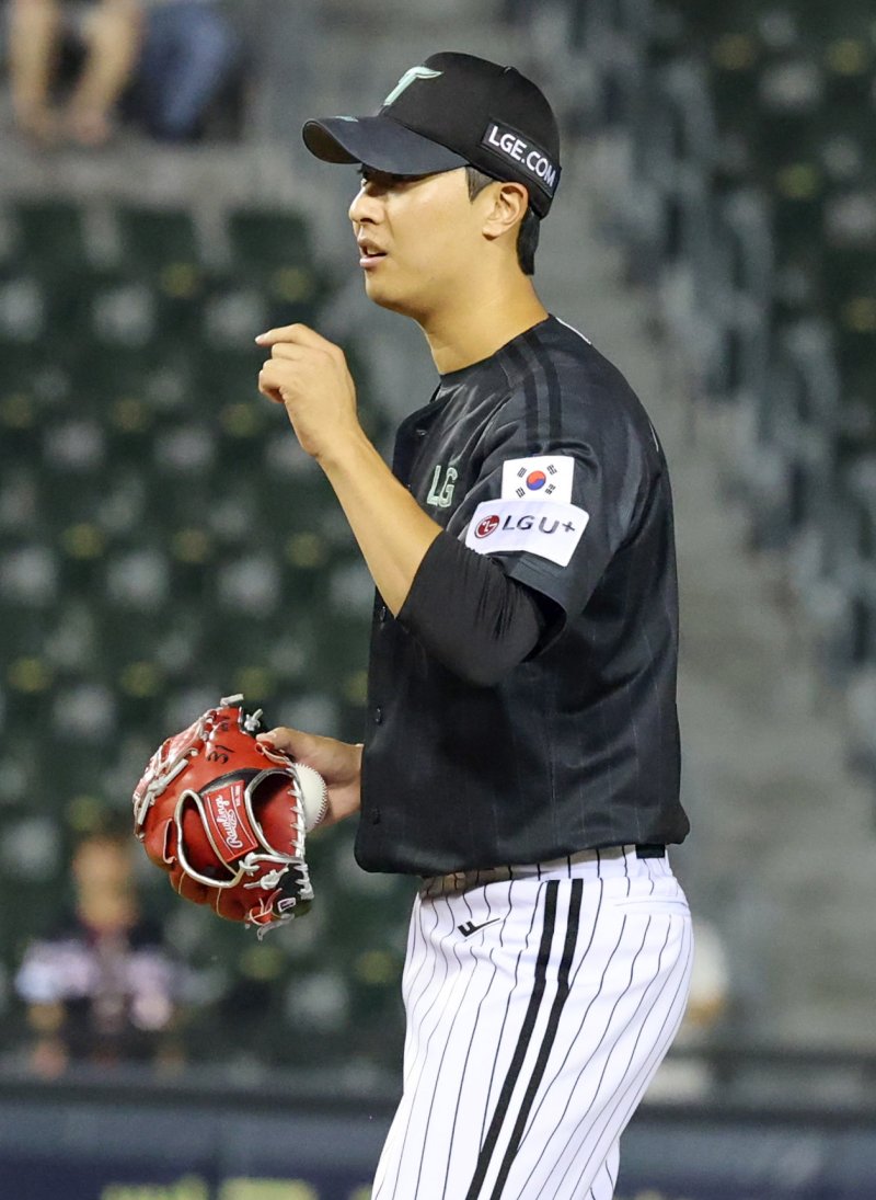 LG 이정용, 전역 후 첫 1군 등판…NC전 1이닝 무실점 - 파이낸셜뉴스