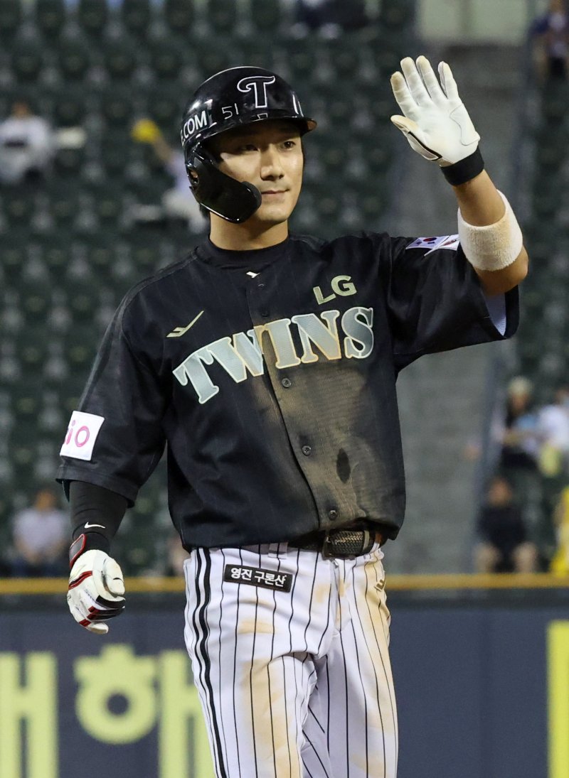 LG 신민재, 리드오프 만점 활약…"안타보다 출루에 집중" - 파이낸셜뉴스