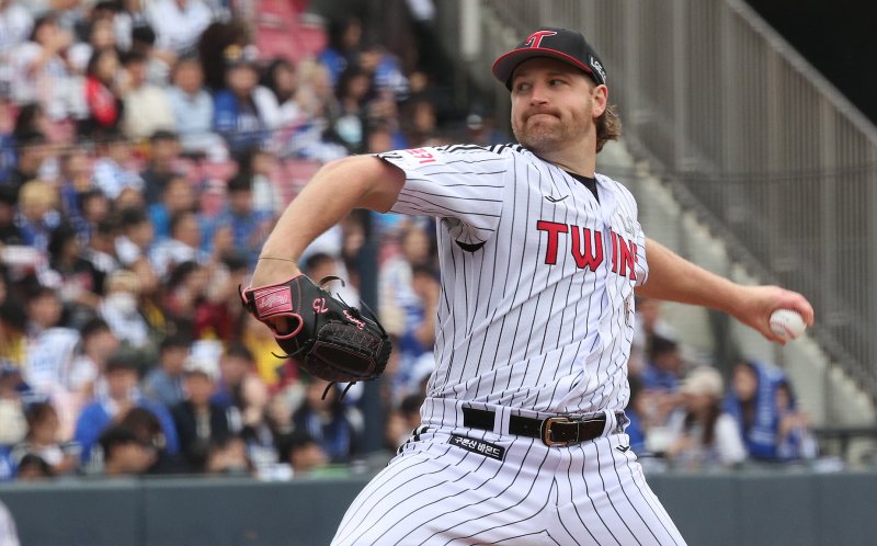 LG에서 뛴 엔스, 1371일 만에 MLB 복귀전 선발승 감격 - 파이낸셜뉴스