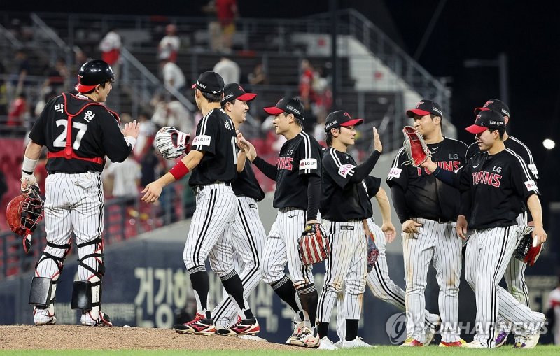 호랑이 사냥한 LG, 파죽의 4연승…1위 한화와 4경기 차(종합) - 파이낸셜뉴스
