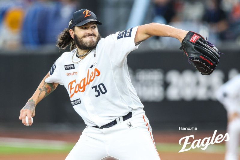 한화 폰세, KBO 최초 개막 15연승…최소 경기 200K 신기록 [뉴시스Pic] - 파이낸셜뉴스
