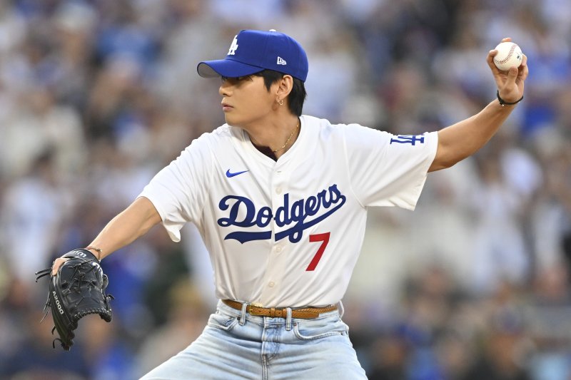 "ARMY 준비됐나요" 뷔 시구에 다저스 야구가 묻혔다...예매 사이트 마비 - 파이낸셜뉴스