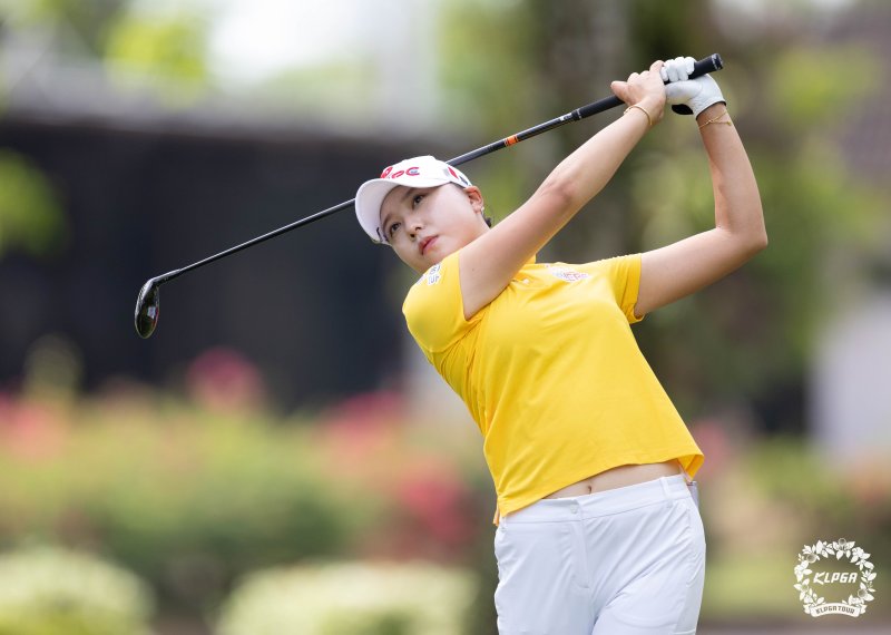 '5언더파' 문정민, KLPGA '메이저' KB 스타챔피언십 첫날 단독 선두 - 파이낸셜뉴스