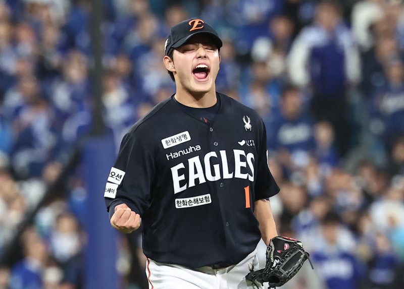 '노시환 결승포+문동주 역투' 한화, 삼성 5-4 제압…KS까지 1승[PO3] - 파이낸셜뉴스