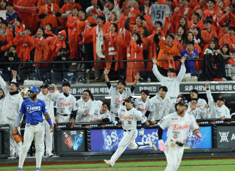 한화, 삼성 잡고 19년 만에 KS 진출…문동주 시리즈 MVP[PO5](종합) - 파이낸셜뉴스