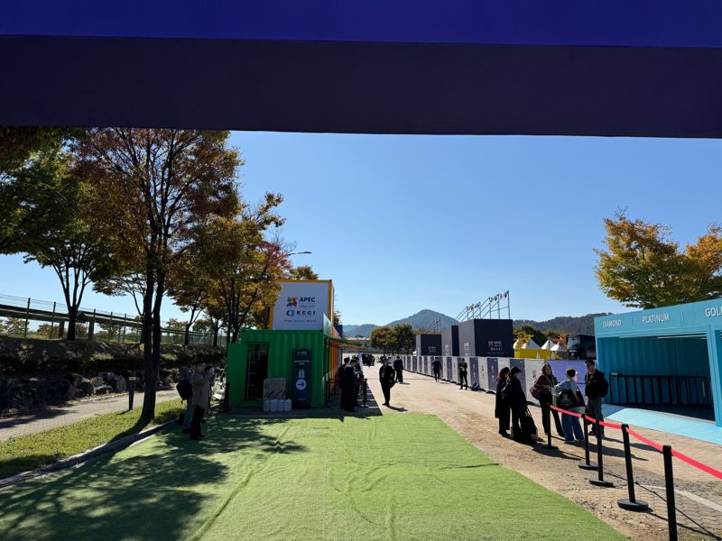 "삼성 트라이폴드폰부터 SK HBM4까지"…글로벌 정상 맞는 경주, K-기술로 빛났다 [경주 APEC] - 파이낸셜뉴스
