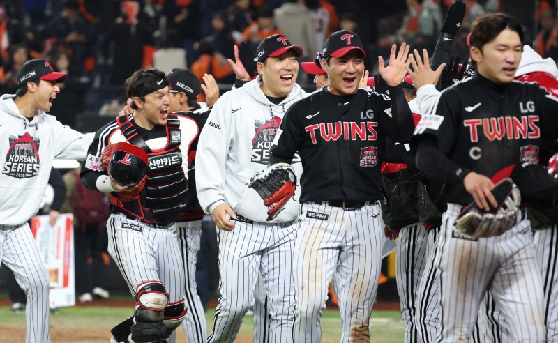 9회 2사 결승타 LG 김현수 "2008년 KS 병살타 생각났지만…"[KS4] - 파이낸셜뉴스