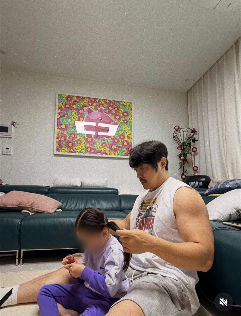 KCM, 13년간 숨긴 딸 공개 "머리 묶어주는 소중한 시간" - 파이낸셜뉴스